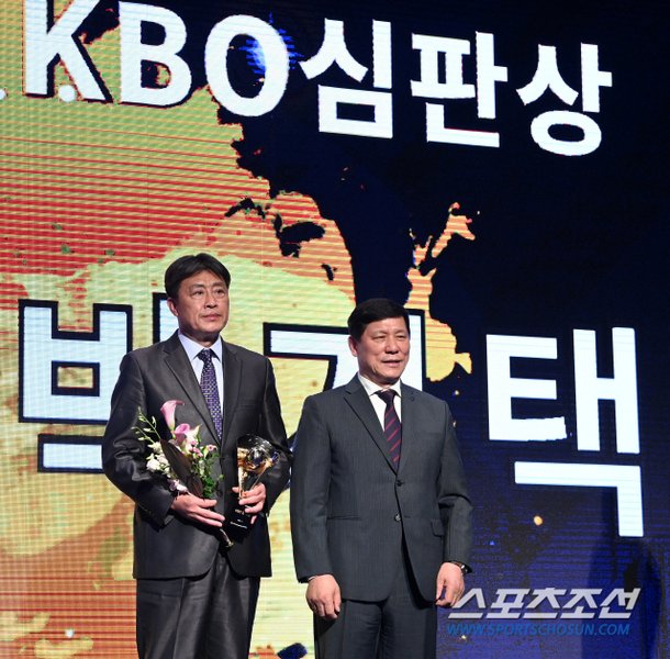 [포토] 박기택 심판, 2022 KBO 심판상 : 네이트 스포츠