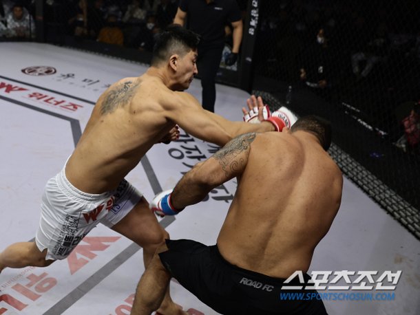 계체량 5㎏ 오버, 12초 KO에 감동의 챔피언까지…역대급 화제성 남긴 로드FC 062 : 네이트 스포츠