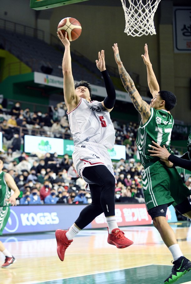 [현장리포트] KGC 16점 차 대승 원동력. KGC 승부처 대응 클래스, DB보다 한 수 위였다 : 네이트 스포츠