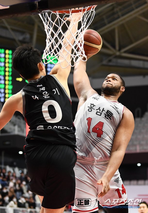 [KBL리뷰]'스펠맨 또 찢었다'선두 KGC 파죽 5연승…KT, 6위 탈환 실패 : 네이트 스포츠