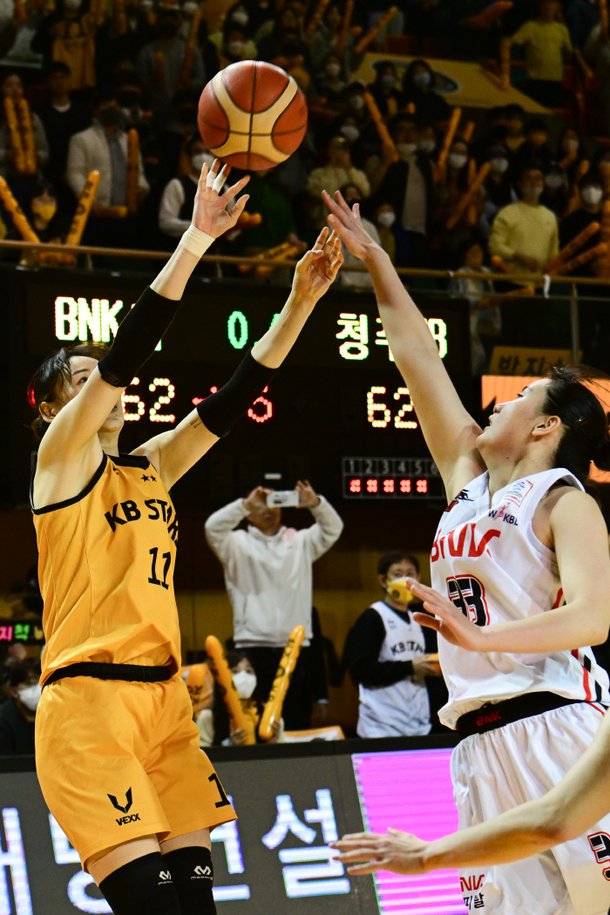 KB스타즈, 32득점-22리바운드의 괴력 발휘한 강이슬 앞세워 BNK 격파 : 네이트 스포츠