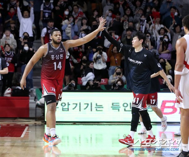 [현장분석] 오세근-스펠맨-먼로 KGC 트리플 포스트, EASL의 히든카드. 성공 가능성은? : 네이트 스포츠