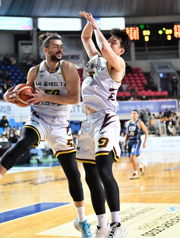 '용병 2명몫 마레이' LG, KCC 30점차로 대파하고 4연승 : 네이트 스포츠