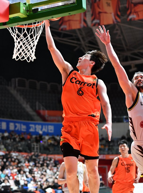 캐롯-KCC-KT 나란히 승리, 6강 PO 싸움 뜨겁다 : 네이트 스포츠