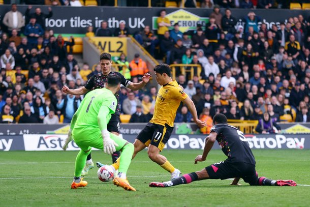 50번째 A매치에서 '16강 기적' 쓴 황희찬, EPL 50번째 경기서 '화끈한 골맛' : 네이트 스포츠