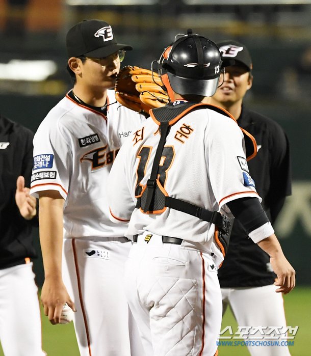 '160km 파이어볼러' 문동주·김서현이 마음 편히 강속구를 던질 수 있는 이유…안방마님 최재훈이 있어서다! : 네이트 스포츠