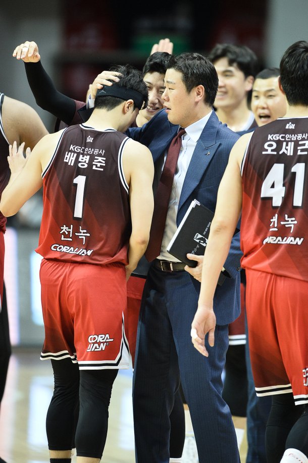 [현장분석] 오세근 21점-아반도 18점. KGC 81대67 2차전 복수혈전. SK 전희철 감독 고육지책. 승부처 주전 모두 벤치행 이유. : 네이트 스포츠