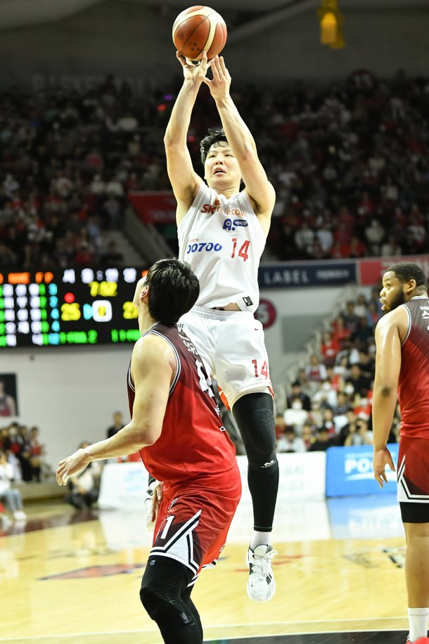 [현장분석] 벼랑 끝 기사회생 KGC 4Q 해결사 대릴 먼로. 15점 차 대역전극. 86대77 SK에 승리. 3승3패 시리즈 원점 : 네이트 스포츠