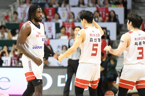 [현장분석] 벼랑 끝 기사회생 KGC 4Q 해결사 대릴 먼로. 15점 차 대역전극. 86대77 SK에 승리. 3승3패 시리즈 원점 : 네이트 스포츠