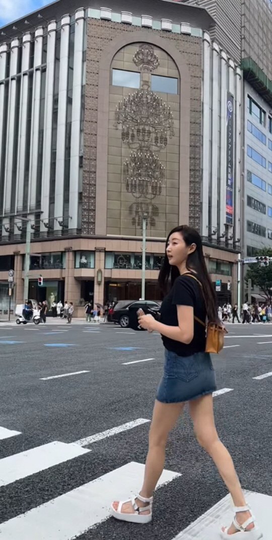 45세 김사랑 초미니 입고 日 거리 활보…시선 끄는 무보정 각선미 네이트 연예