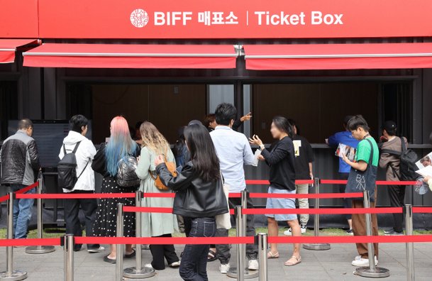 [SC-BIFF 폐막] "흥행 견인"vs"취지 퇴색"…불붙은 OTT 홍보 경쟁→부산서 총집결 : 네이트 연예