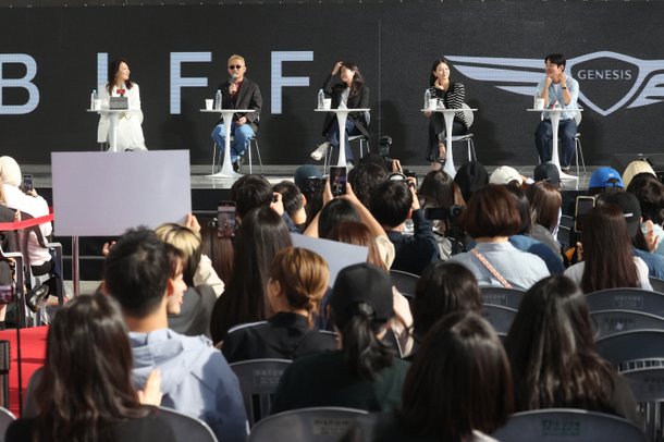 [SC-BIFF 폐막] "흥행 견인"vs"취지 퇴색"…불붙은 OTT 홍보 경쟁→부산서 총집결 : 네이트 연예