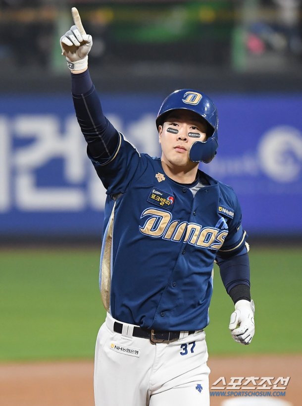 [PO2] "손에 느낌 조차 없을 것" LG 레전드 경탄…몸살이라더니, 15승 투수 공략 초대형 장외포 쾅! 'PS 6연승 도전' NC 기선제압 : 네이트 스포츠