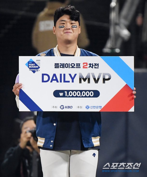 "양의지선배 처럼…" 15승 외인 압도한 제로맨의 엄지척, "KS에도 무실점 하고싶다"[PO2 히어로] : 네이트 스포츠