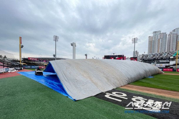 '방수포 걷었다' 수원에 내리던 비가, 거짓말처럼 그쳤다, PO 5차전 정상 개최 가능성…하늘은 KT-NC 누구 편인가 [PO5 현장] : 네이트 스포츠