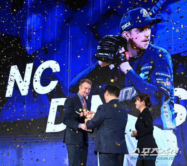 [포토] 페디, 2023 KBO리그 MVP : 네이트 스포츠