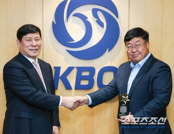 28년 동행 확정. KBO 2027년까지 포카리스웨트 공식 음료 스폰서십 계약. 동아오츠카 박철호 대표에게 감사패 전달 : 네이트 스포츠