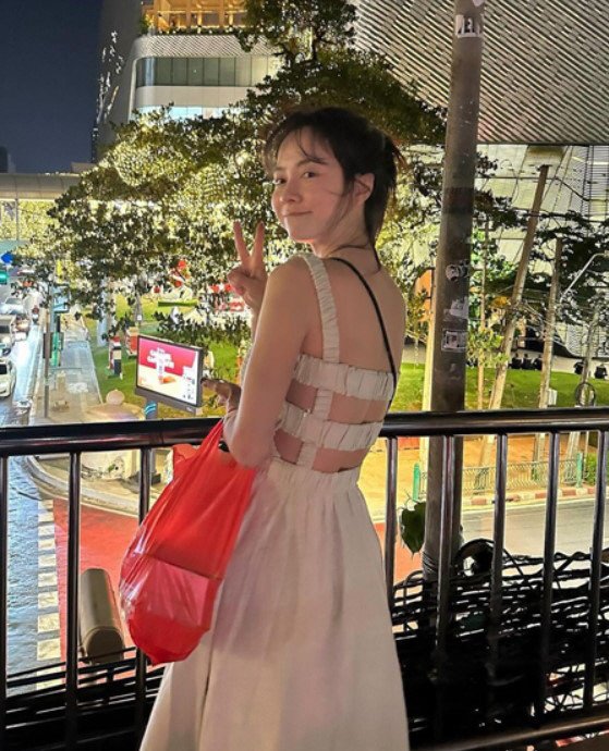 '167cm' 송지효, 방콕서 과감한 백리스 패션…48kg 가녀린 몸매 : 네이트 연예