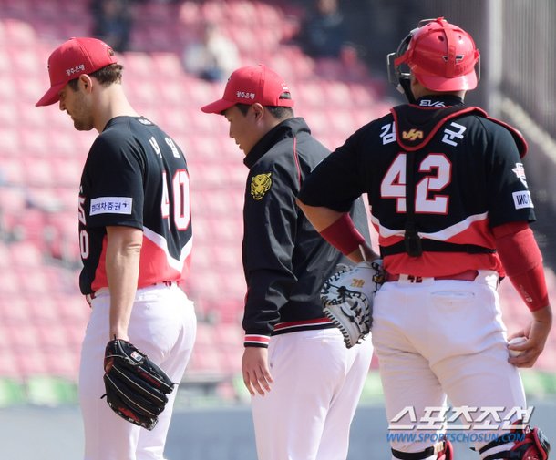 ML 40인 로스터인데…3.1이닝 6실점 뭇매, KBO 안착 위한 보약될까?[SC초점] : 네이트 스포츠