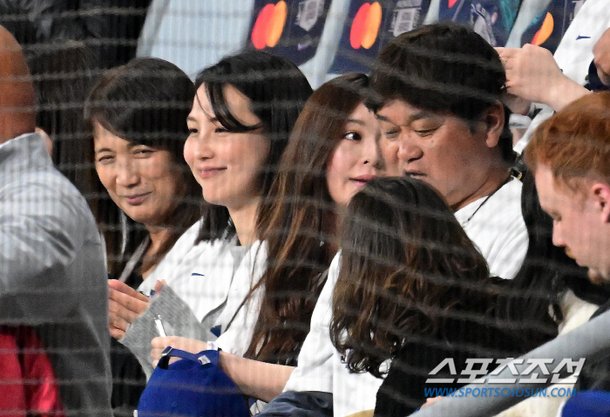 [포토] 오타니 부인 '오타니 부모님과 함께 경기 관전' : 네이트 스포츠