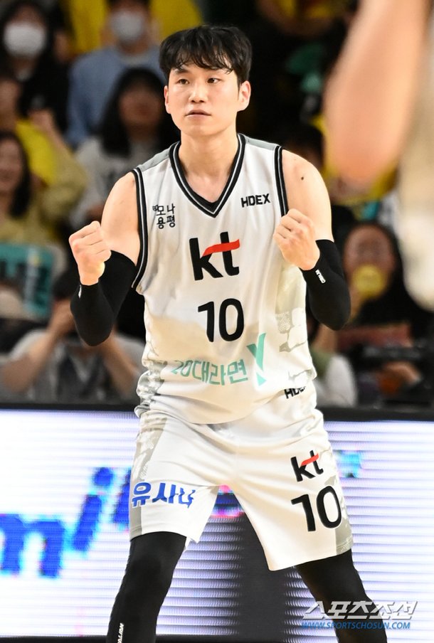 [KBL 4강PO] '씬 스틸러' 문성곤 3점슛 5개 19득점 활약. KT 적지에서 1승1패 승부 원점. : 네이트 스포츠