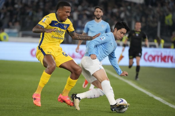 황인범 英 이적 훼방? 예상 못 한 'SON 라이벌 출신' 日 MF의 행보, EPL 택하면 꼬인다…"선택지는 총 3개" : 네이트 스포츠