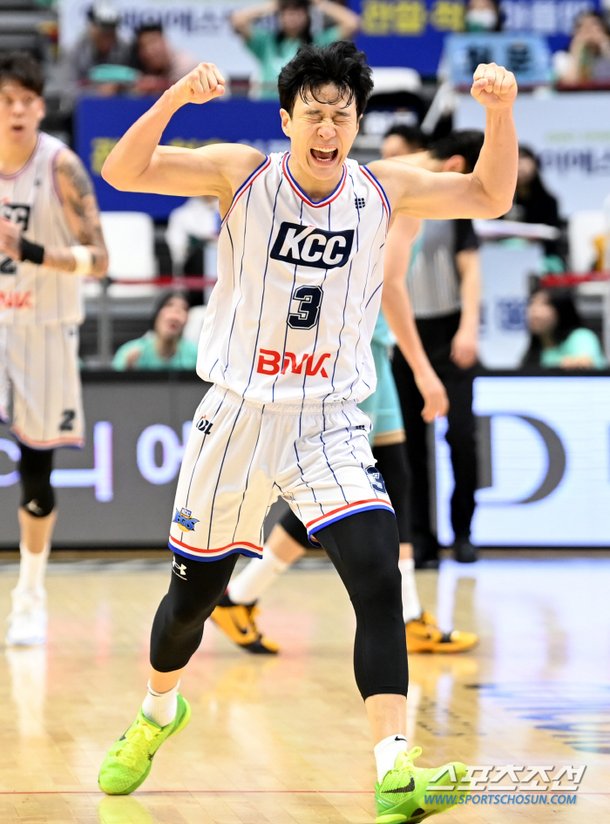 [KBL챔프전] '인기남'허웅, PO MVP까지 거머쥐었다…4표차로 라건아 제쳐 : 네이트 스포츠