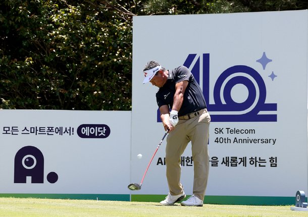 "믿기지 않는 선두, 체력이 우승 관건" 54세 생일에 최고령 우승 현실로…그 자리 그대로인데, 줄지 않는 타수 차[SK텔레콤오픈] : 네이트 스포츠