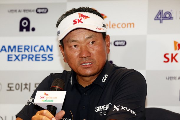 "믿기지 않는 선두, 체력이 우승 관건" 54세 생일에 최고령 우승 현실로…그 자리 그대로인데, 줄지 않는 타수 차[SK텔레콤오픈] : 네이트 스포츠