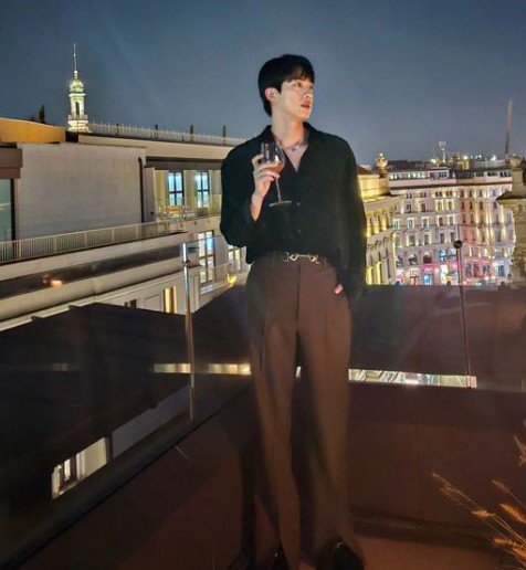 [SCin스타] '구찌 쇼' 찾은 BTS 진, 가을 무드 장착 완료 "고독한 남자" : 네이트 뉴스