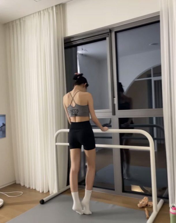 '170cm·47kg' 윤혜진, 브라톱에 드러난 '뼈'라인…엄태웅♥이 걱정하겠어 : 네이트 연예