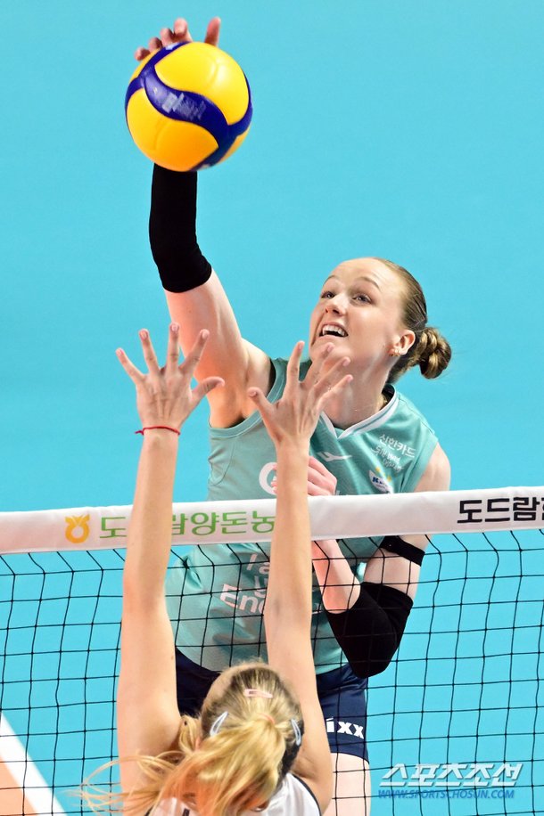 '배구는 키가 깡패지…' 6블로킹 23득점 194cm OH의 충격 데뷔전. "한국 서브 강한 것 알아. 도전하겠다"[통영 인터뷰] : 네이트 스포츠