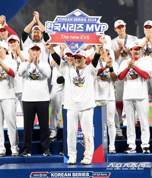 [포토] KIA 타이거즈 김선빈 '한국시리즈 MVP" : 네이트 스포츠