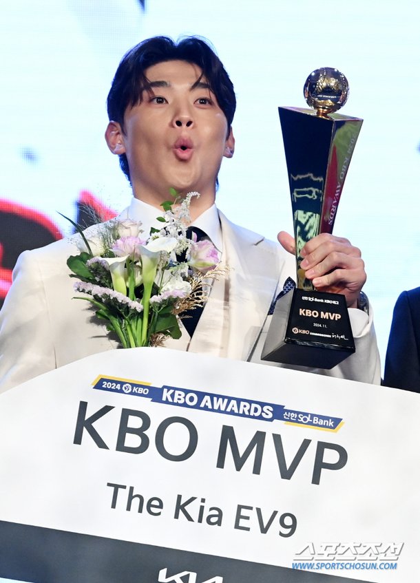 [포토] MVP 김도영, 축하 폭죽에 깜짝 : 네이트 스포츠