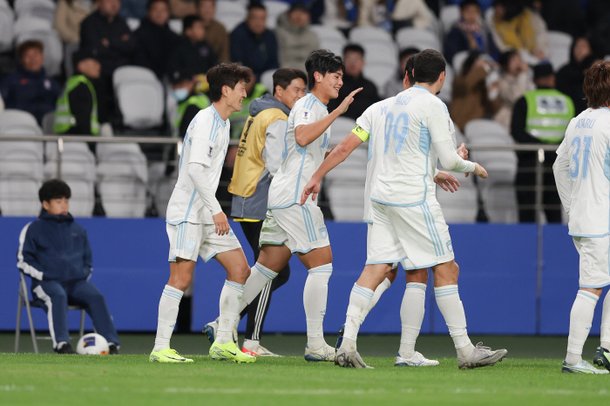 "中이 놀란 조현우 '美친 선방'→'고등 센터백' 강민우 데뷔골" 울산, ACLE 6경기 만에 '지각' 첫 승…김판곤 감독 "부담감 잘 승화시켜" : 네이트 스포츠