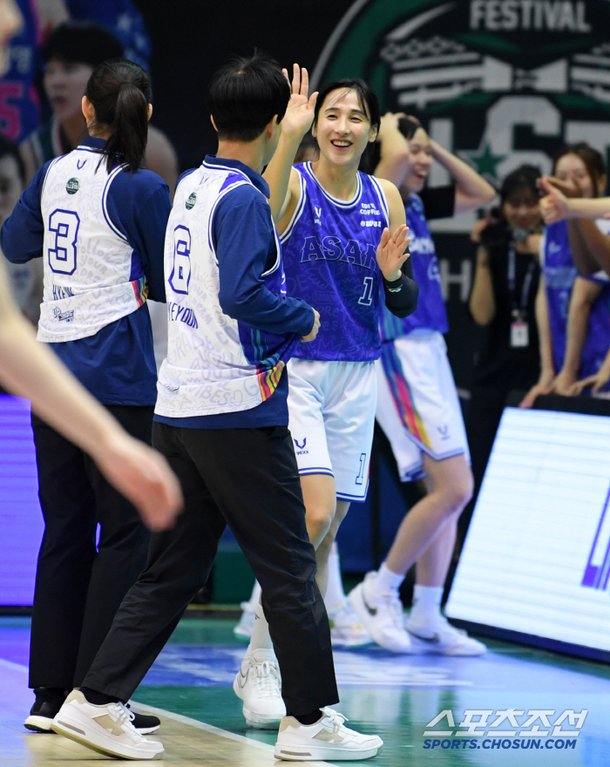 [WKBL올스타전]'진안, 카리나 깜짝 변신'→'강이슬 3점슛 폭발' 韓 안방에서 자존심 살렸다…日 90-67 제압 : 네이트 스포츠