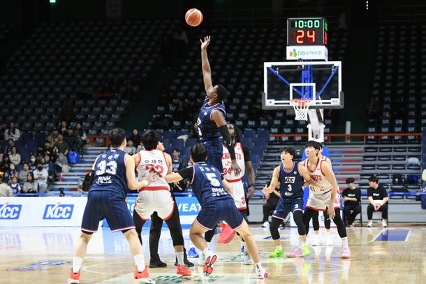 '부상병동'KCC, SK의 최다연승 또 막았다…LG는 현대모비스 71-68 꺾고 5연승 : 네이트 스포츠