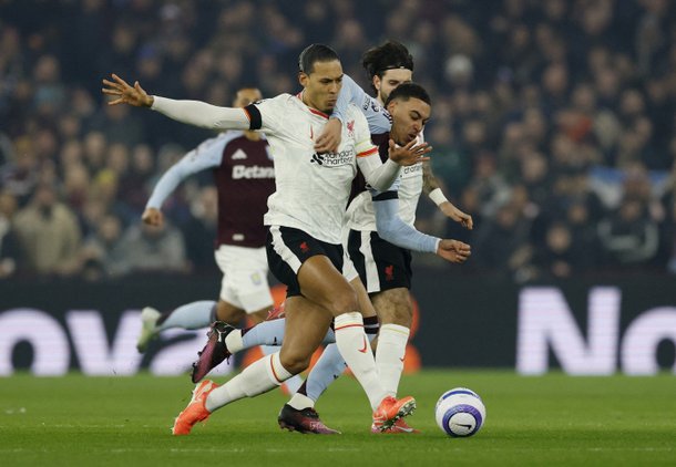 리버풀 대참사! '우승 못한다' 일대일 날린 1330억 FW…아스널 '방긋'→EPL 선두 경쟁 '점입가경' : 네이트 스포츠