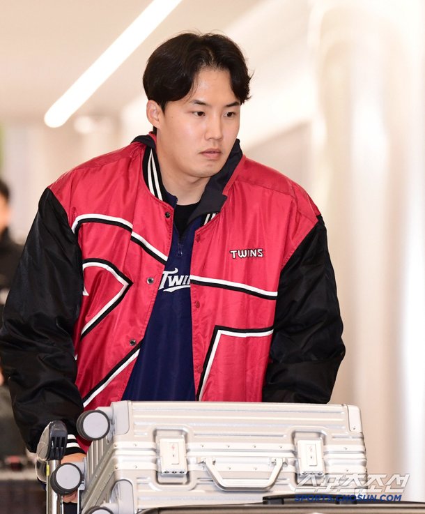 "야구선수들 무슨 날이에요?" KIA·LG·SSG 감독 3인 나란히 앉은 사연 → 같은 비행기 동반 입국 진풍경 : 네이트 스포츠