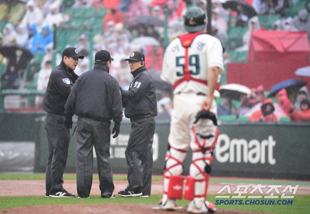 [포토] SSG-LG '4회초 또다시 우천 경기 중단' : 네이트 스포츠