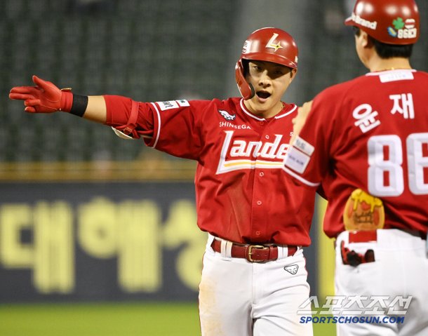 '3강 맹추격' 투타 압도 SSG 4연승 질주, 두산 상대 4전 전승…4연속 위닝 확보[잠실 리뷰] : 네이트 스포츠