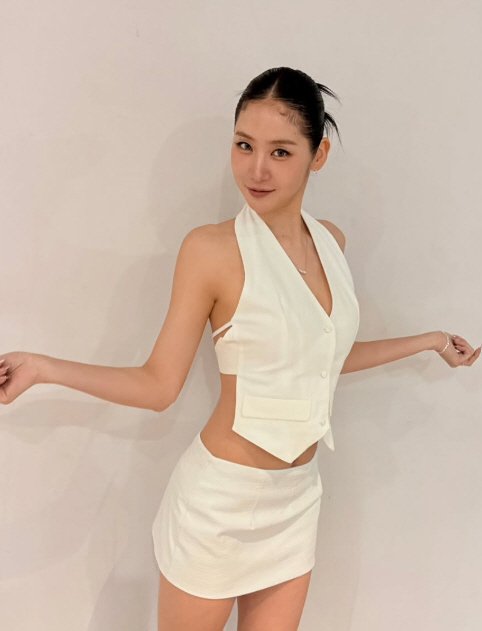 [SCin스타] "쌍커풀 자연산"…'10kg 감량' 씨스타 소유, '성형설' 해명 후 '노출' 착장으로 '자신감' 폭발 : 네이트 연예