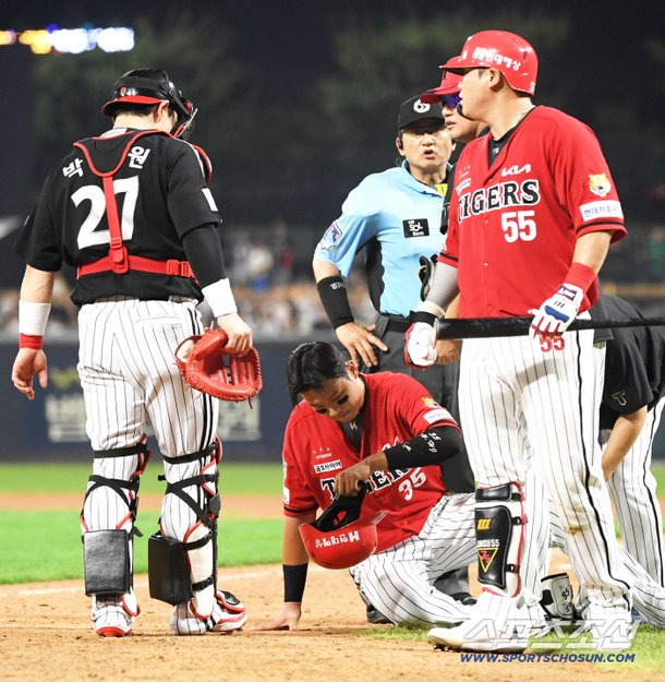 [포토] 154km 강속구에 맞은 KIA 오선우 : 네이트 스포츠