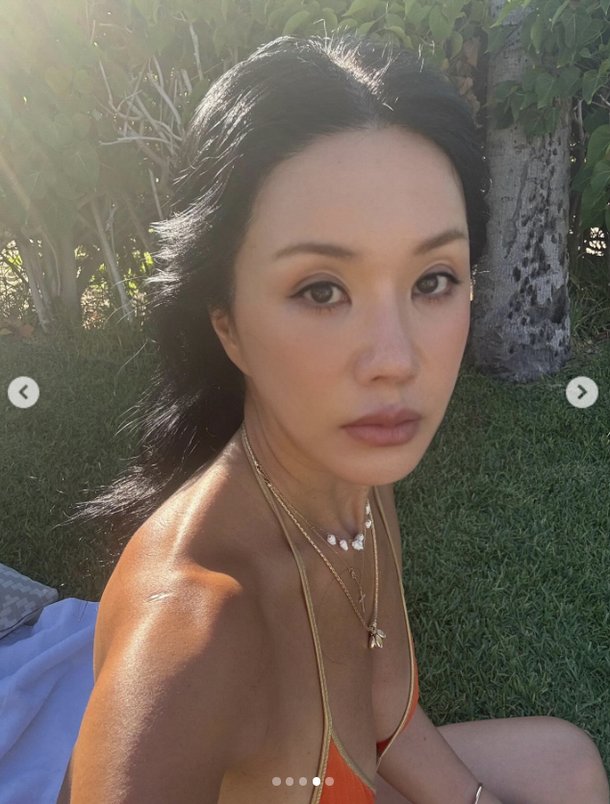 엄정화, 56세 안 믿기는 비키니 입고 야외 태닝 근황 "햇살에" | 아이돌24시 : 네이트 연예