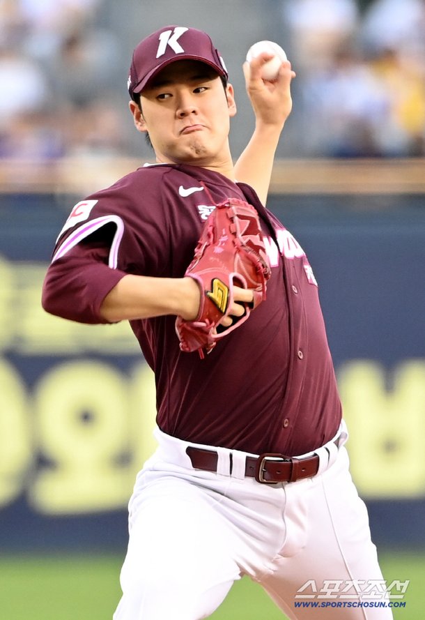 28억 ML 제안 뿌리친, 157km 특급 유망주가 하늘에서 뚝 떨어졌다…함박웃음 키움 "이미 만장일치 결정" : 네이트 스포츠