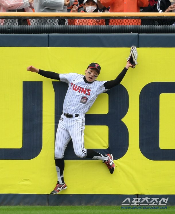 또 너야? '한화팬 PTSD 온다' LG 박해민, 1차전 1회부터 '담타기' 호수비 [KS1] : 네이트 스포츠