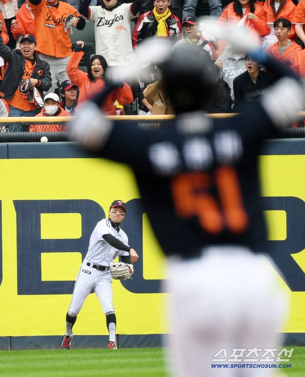 또 너야? '한화팬 PTSD 온다' LG 박해민, 1차전 1회부터 '담타기' 호수비 [KS1] : 네이트 스포츠