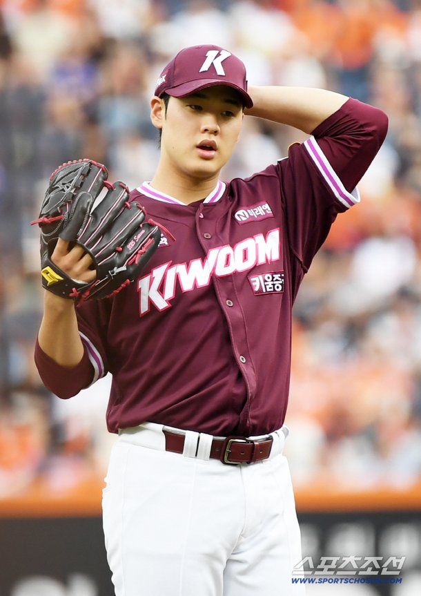 '미스터리' 7억이나 투자해 지명한 157km 초특급 신인, 왜 마무리 캠프 안 데려갈까 : 네이트 스포츠