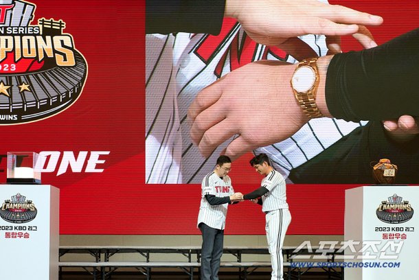 LG가 '롤렉스 폭탄'을 던졌다. KS MVP 롤렉스 고정. 다른 구단 MVP 선물도 나올까 : 네이트 스포츠