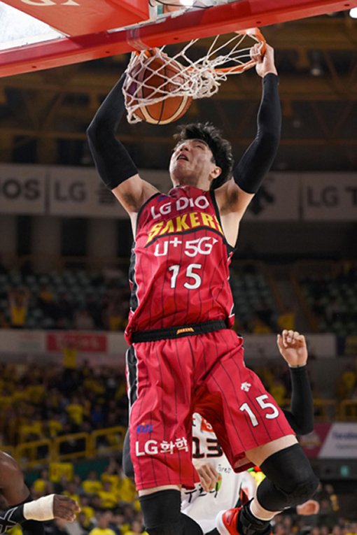 KBL FA 최대어 김종규, 12억7900만 원에 DB행 : 네이트 스포츠